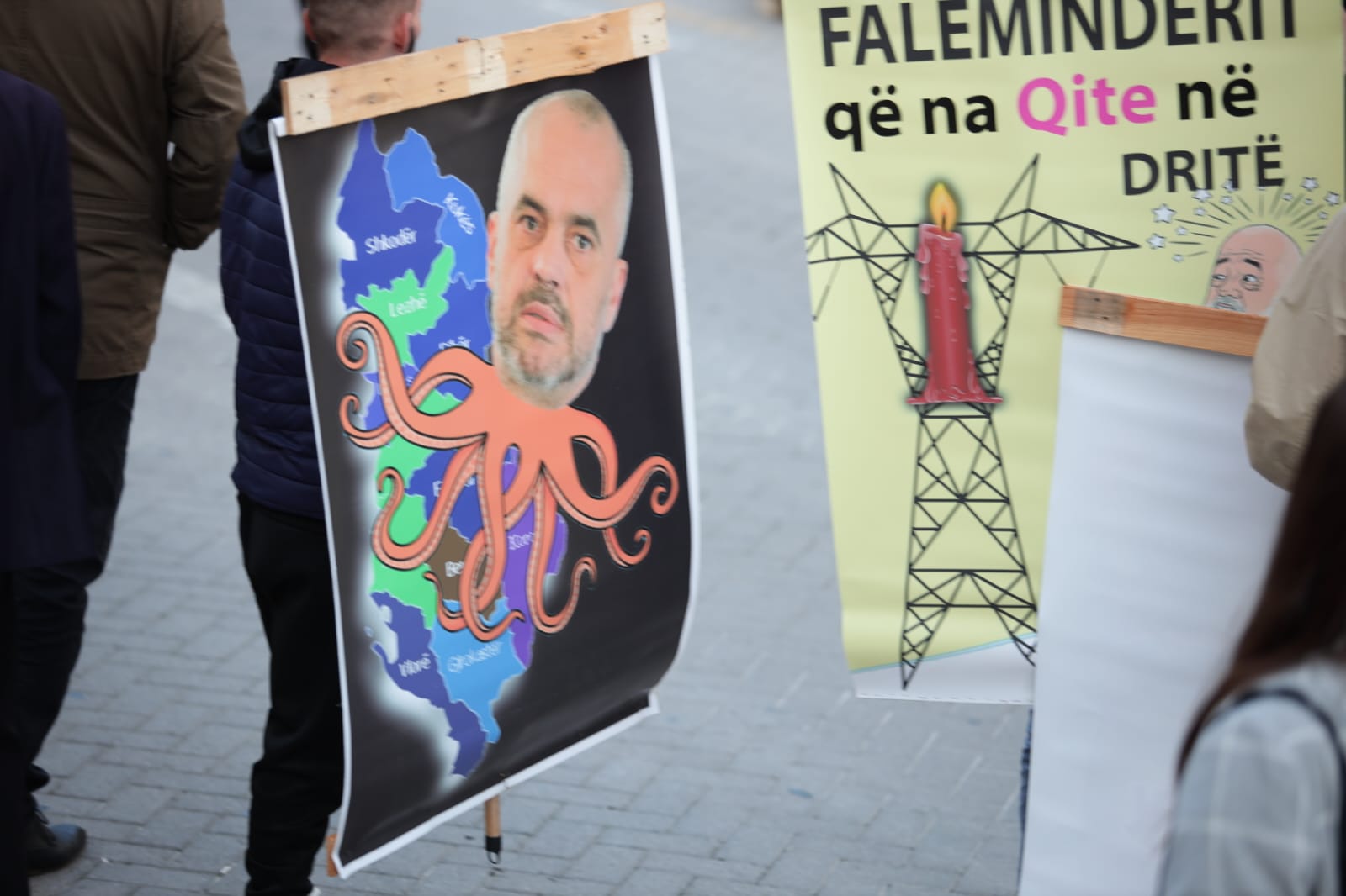 “Faleminderit që na qite në dritë”, protestuesit me mesazhe ironizuese ...