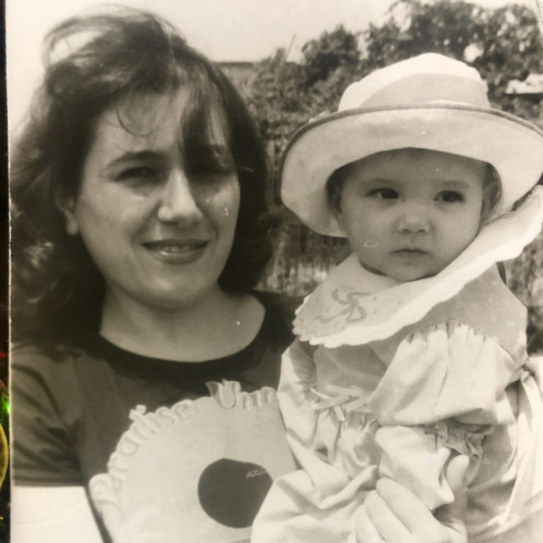 E njohët? Ngjajnë si dy pika uji! Nëna e saj feston ditëlindjen ...