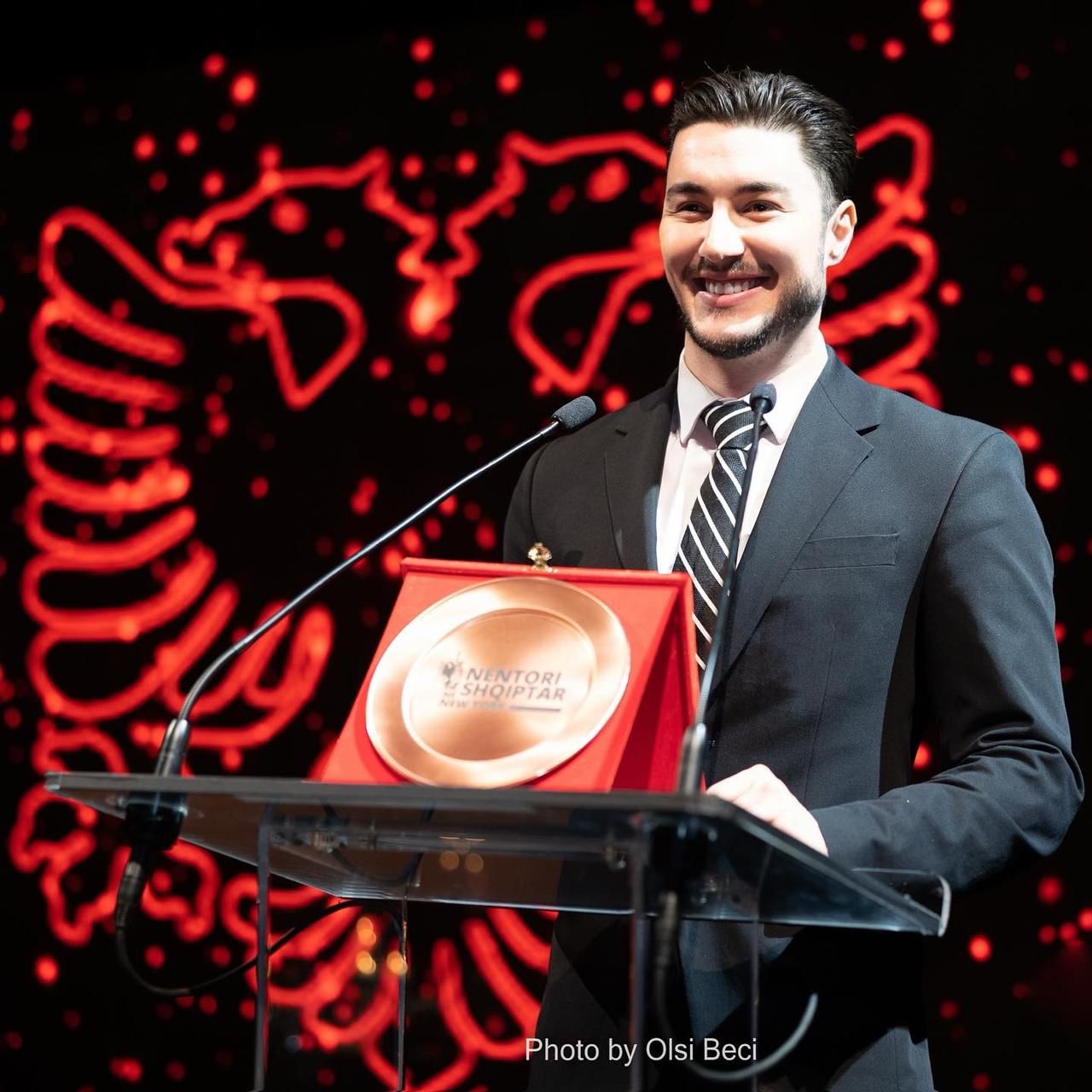 Moderatori i njohur shqiptar nderohet me çmim ekselence në mes të ...