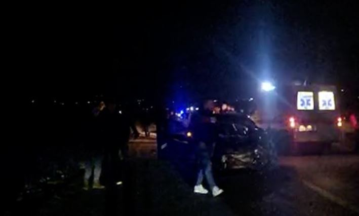 Benzi i preu rrugën makinës me targa angleze, dalin detajet e rënda ...