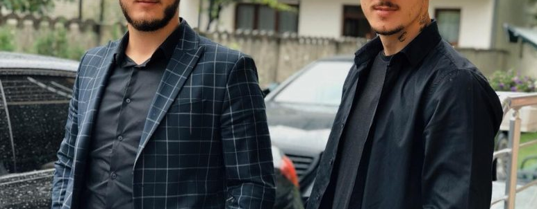 Dy reperat e njohur për publikun shqiptarë pësojnë aksident rrugor ...