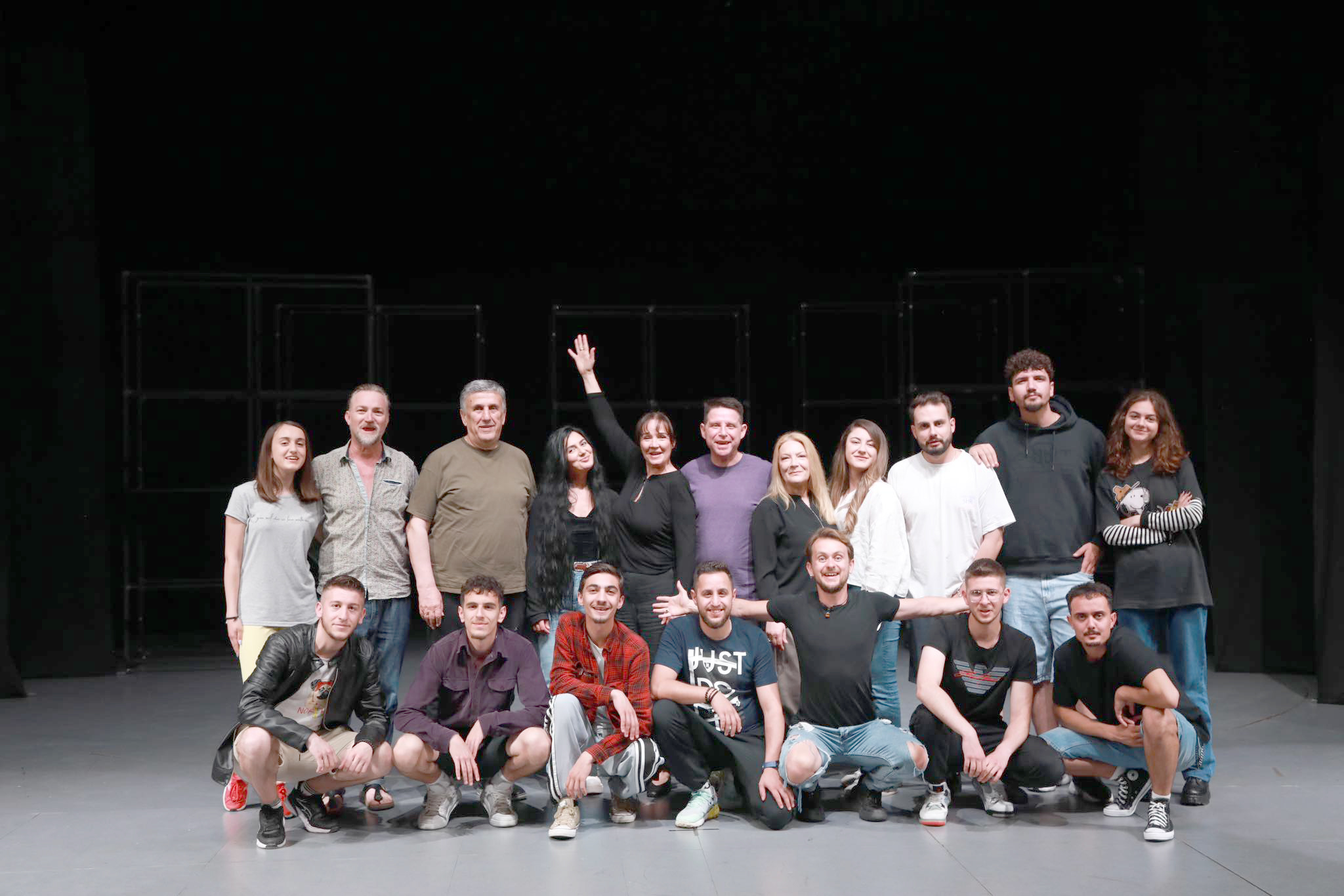 Komedia “Nata e dymbëdhjetë” e Shekspirit premierë, aktori Xhuliano ...