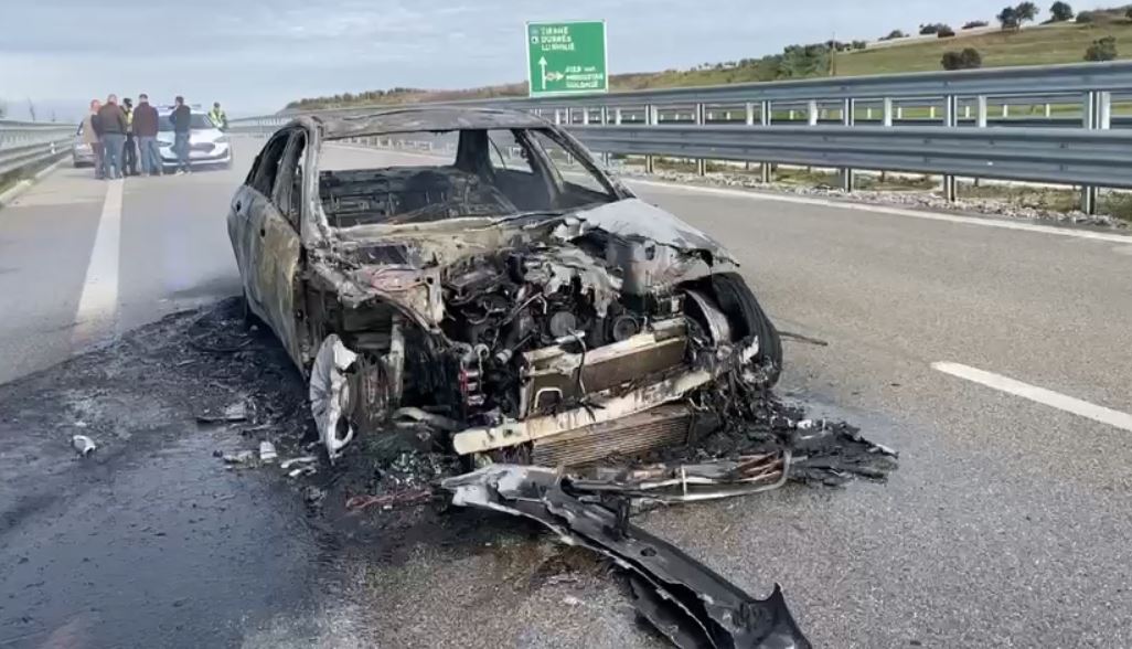 Digjet një automjet në Elbasan, dyshimet se... - Sot News | Lajme