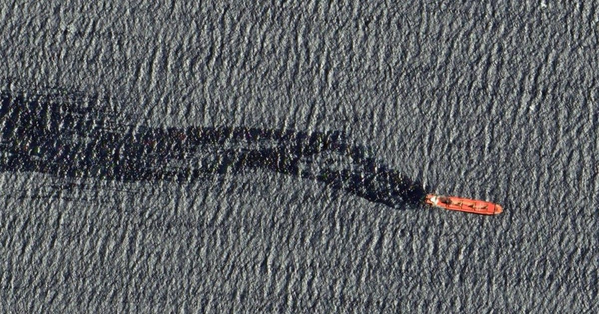 Katastrofë mjedisore në këtë vend, ndërsa anija e fundosur kërcënon ...