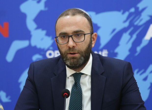 Gjin Gjoni kandidat i 'Rithemelimit' në Lezhë, reagon Gaz Bardhi - Sot ...