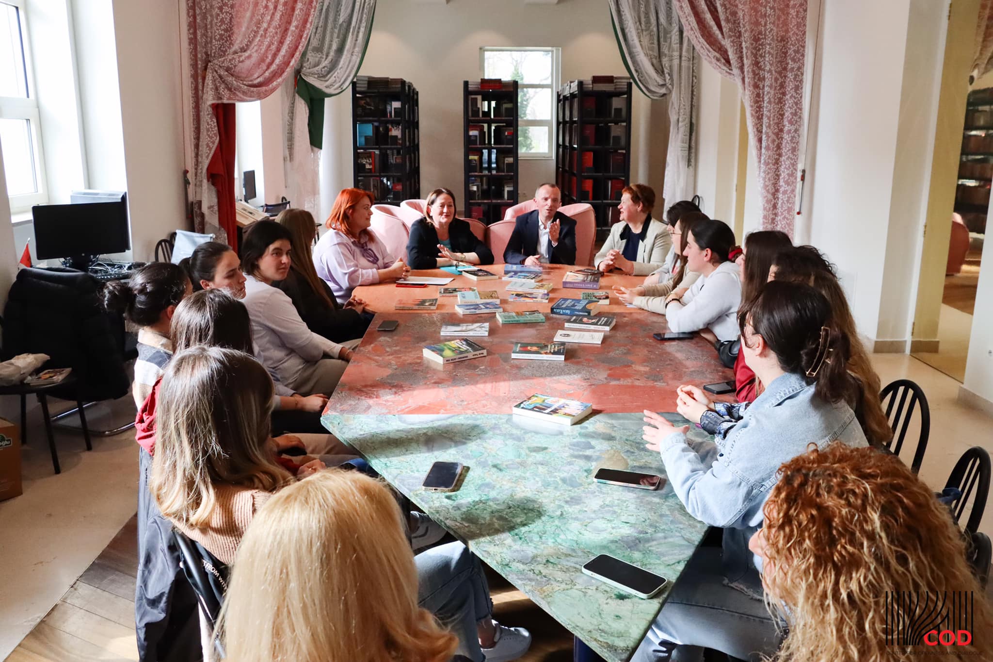 “Gjuha shqipe në bashkëkohësi” në COD për përkthimin si urë komunikimi ...