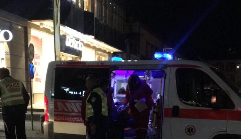 E rëndë/ Hidhet nga kati i katërt i pallatit ku banonte, mësohen ...