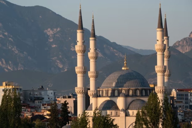 The Guardian: Tirana, kryeqyteti pas “perdes së hekurt” që ka shumë për ...