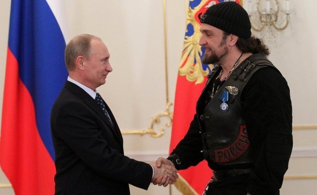 Njihet si krahu i djathtë i Putinit, kush është lideri i “Ujqërve të ...