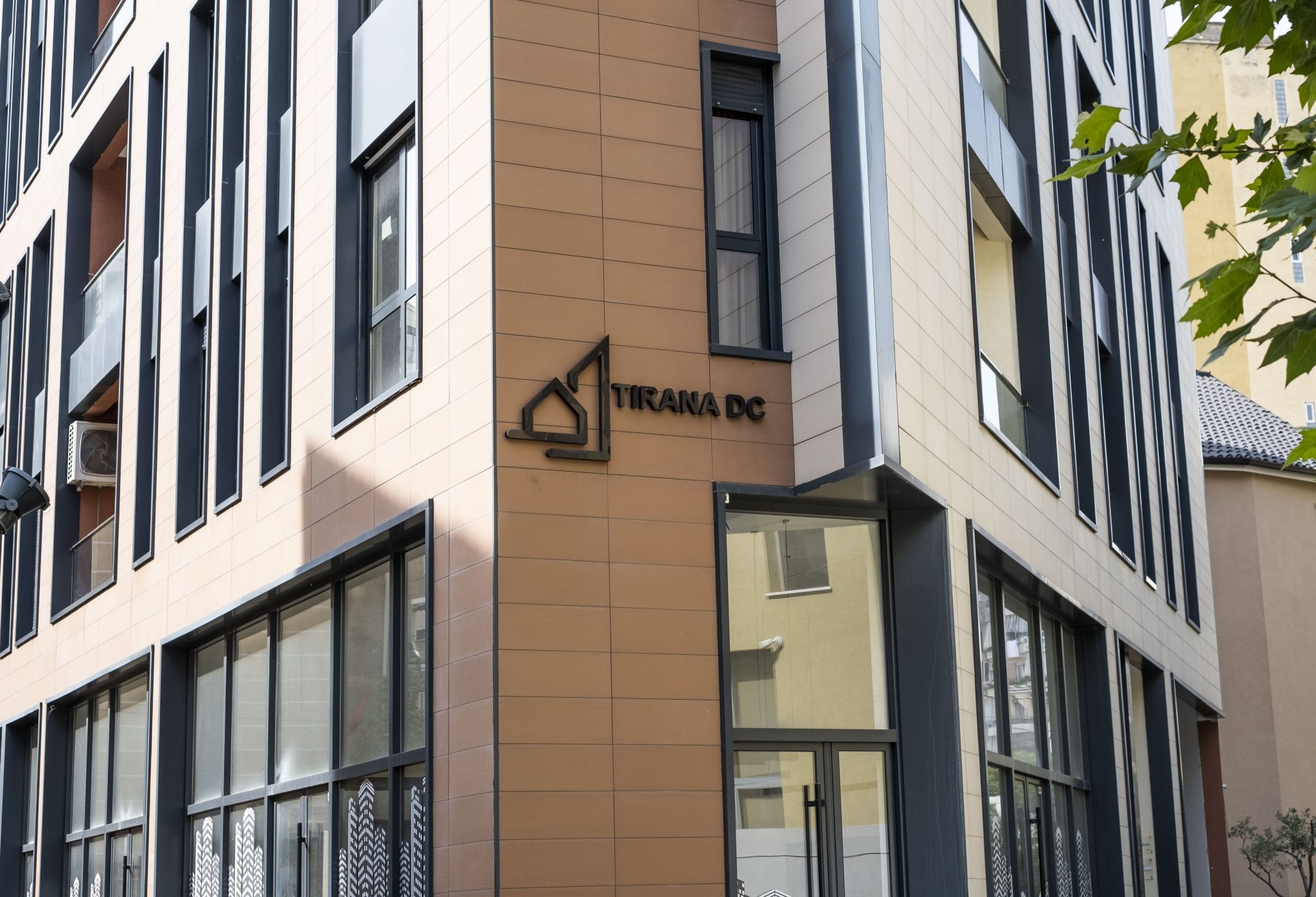 'Gebelsi' Endri Fuga i propagandës së qeverisë dhe Arbjan Mazniku i ...