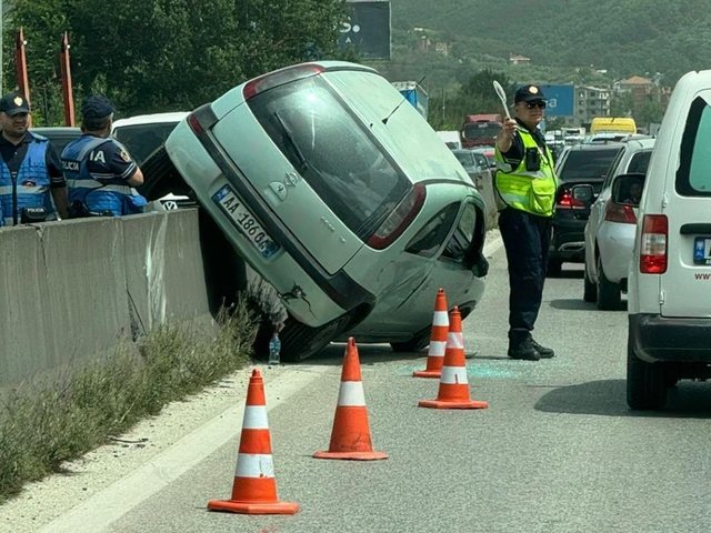 Aksident në autostradën Tiranë-Durrës, automjeti del jashtë kontrollit ...