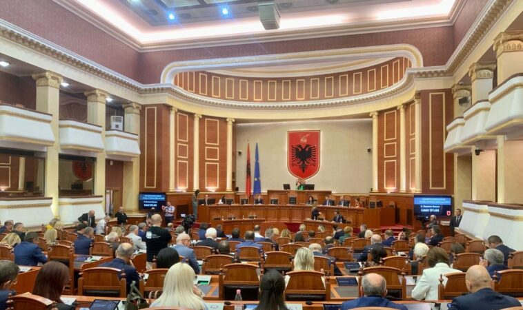Ligjet miratojnë drafti e dakordësuar PD-PS për Zgjedhoren/ Sula e ...