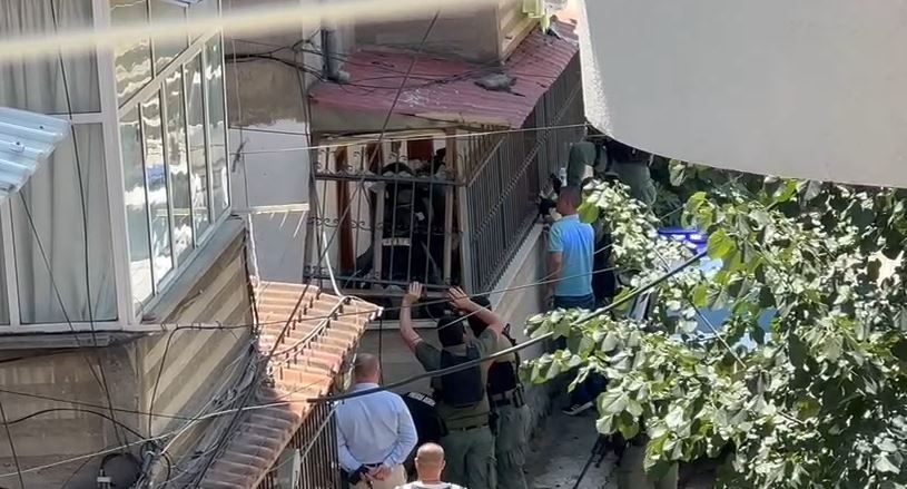 I moshuari refuzon të dorëzohet, forcat RENEA shkulin kangjellat dhe ...