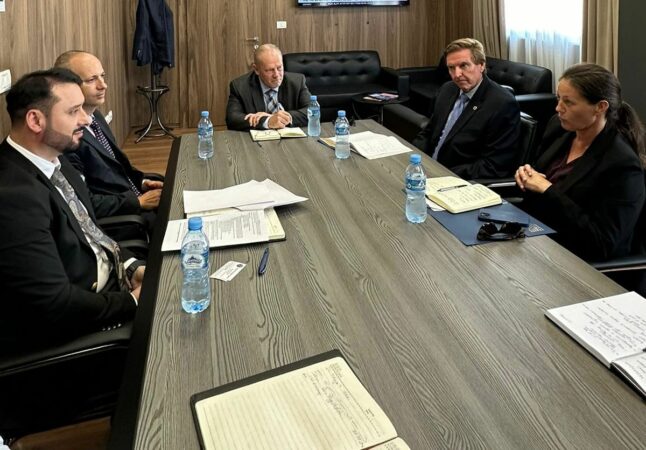 Zyrtarë të Ambasadës së SHBA takohen me kreun e AMP, zbardhen detaje ...