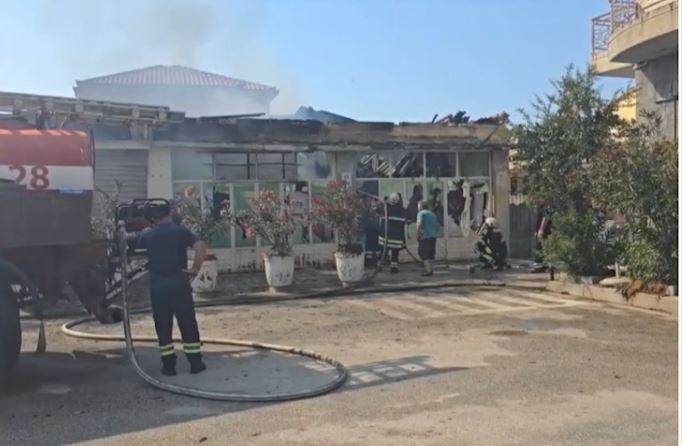 Digjet lokali/ Zjarri përhapet në dy garazhe, shkrumbohen 2 motorra dhe ...