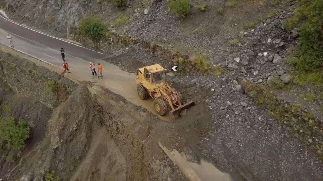 Shira të dendura/ Rrëshqitje dherash në segmentin rrugor Hadroj-Gjegjan ...