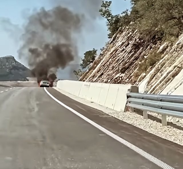 Çfarë ndodhi? 'Shpërthen' në flakë makina në ecje në këtë aks rrugor ...
