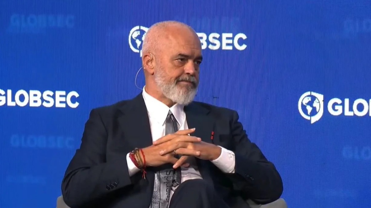 "Putin na ndihmoi"/ Rama i habit të gjithë në Pragë, falenderon ...