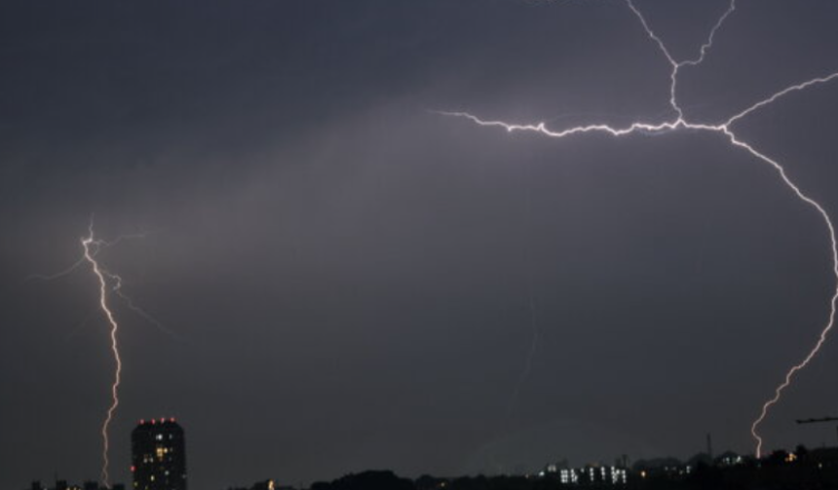 'Çmendet' moti, goditen 5 persona nga rrufeja, një prej tyre në gjendje ...