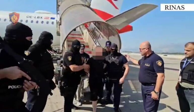 RENEA në gatishmëri, ja momenti kur Leonard Duka mbërrin në aeroportin ...