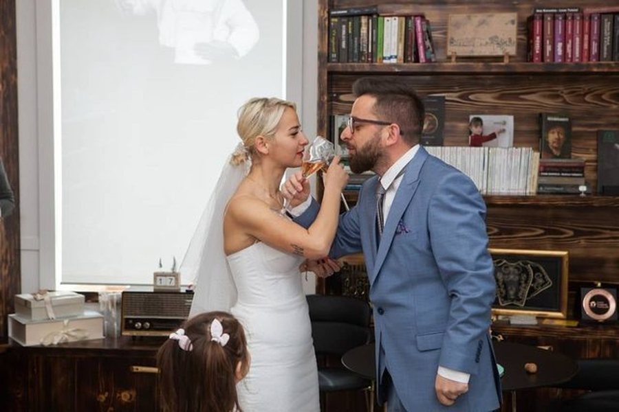 Erion Isai i divorcuar? Mesazhi i koduar i bashkëshortes shton dyshimet ...