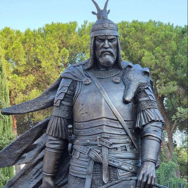 Monumenti i Skënderbeut/ A po përdhosen simbolet kombëtare? Skulptori ...