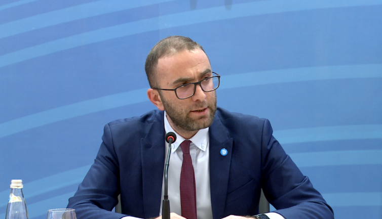 “Rashë pre e propagandës”/ A ka lidhje opozita me mbrojtjen e Kurum-it ...