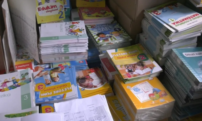 Nis shpërndarja e librave falas në shkolla, ja kush përfitojnë - Sot ...