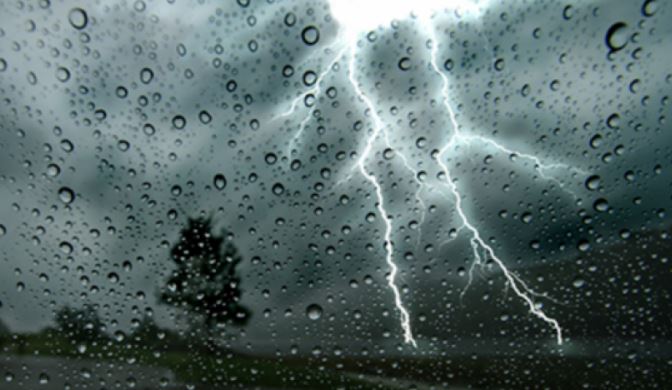 Vetëtima dhe qiell i nxirë, stuhia e fortë godet këtë vend, ndërpritet ...