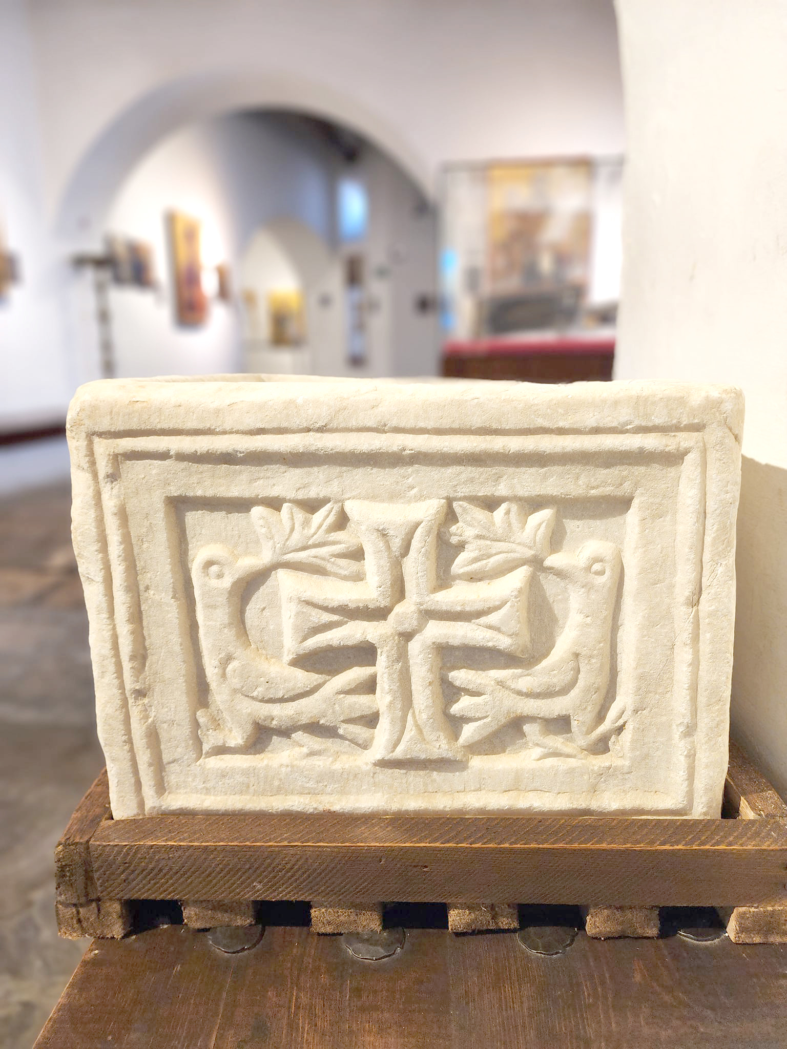 Relikuari prej mermeri i shekullit VI-të ekspozohet në muzeun “Onufri ...