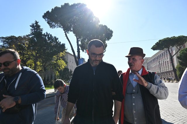 Protesta, shpërthen Arlind Qori: Pensionistët të bashkuar për të ...