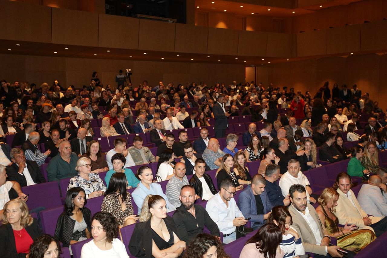 Premiera "Prokurori" ngjall emocione në Tiranë, producenti Ylli Ujka ...