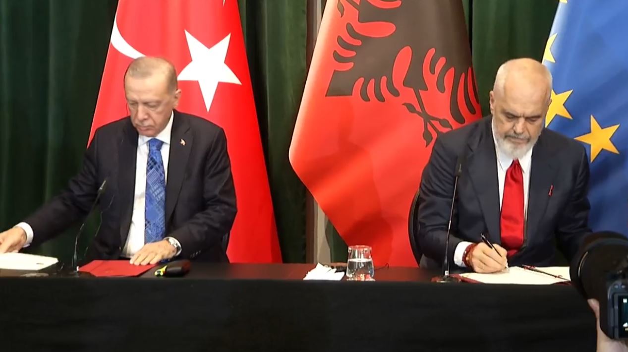 Rama dhe Erdogan firmosin marrëveshjet e bashkëpunimit, ja për çfarë ...