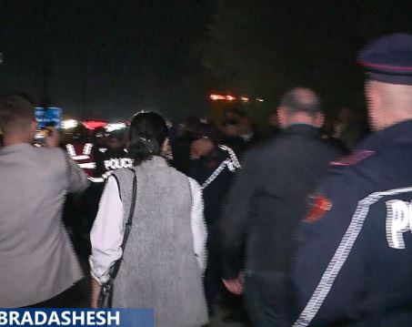 Përplasje te rrethrrotullimi i Bradasheshit/ Qytetarët përleshen me ...