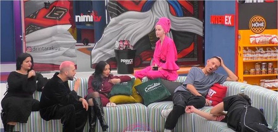 "Mos më shiko kur bëj dush"/ Çfarë ndodhi? Plas keq mes dy banorëve në ...