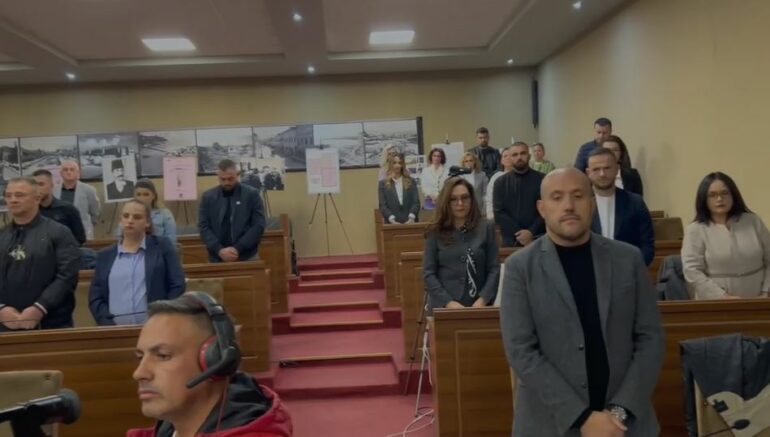 Atentati me katër viktima, Këshilli Bashkiak i Shkodrës mban 1 minut ...