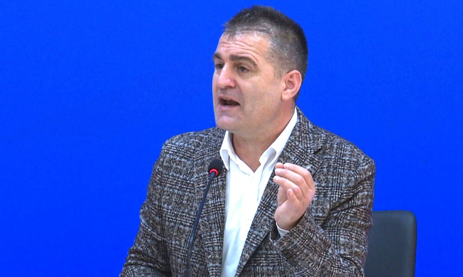 “Votat shkojnë për fanellat, jo për individët”, Elezi akuzon Berishën ...