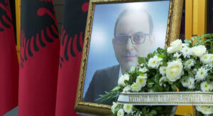 Përcillet në banesën e fundit Arben Tafaji, miqtë dhe familjarët ...