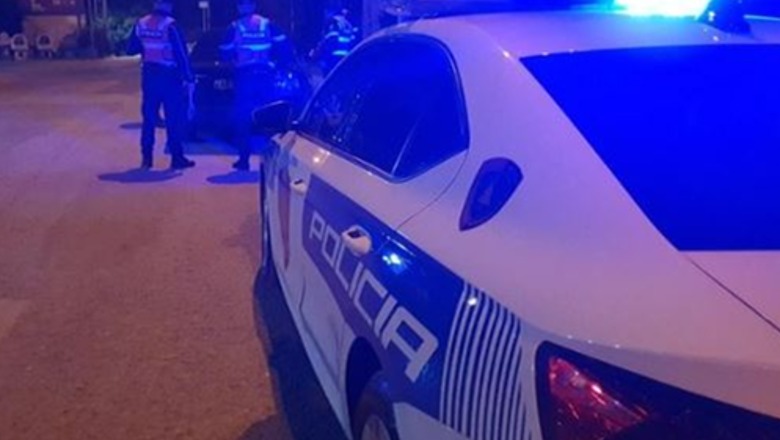 Dy persona kundërshtojnë kontrollin e furgonit me targa angleze ...