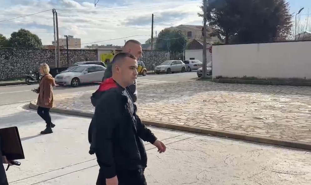 U vetëdorëzuan në polici për dhunën ndaj 62-vjeçarit, Gjykata merr ...