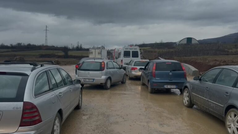 Bllokohet rruga Maqellarë – Peshkopi, dhjetëra automjete dhe të sëmurë ...