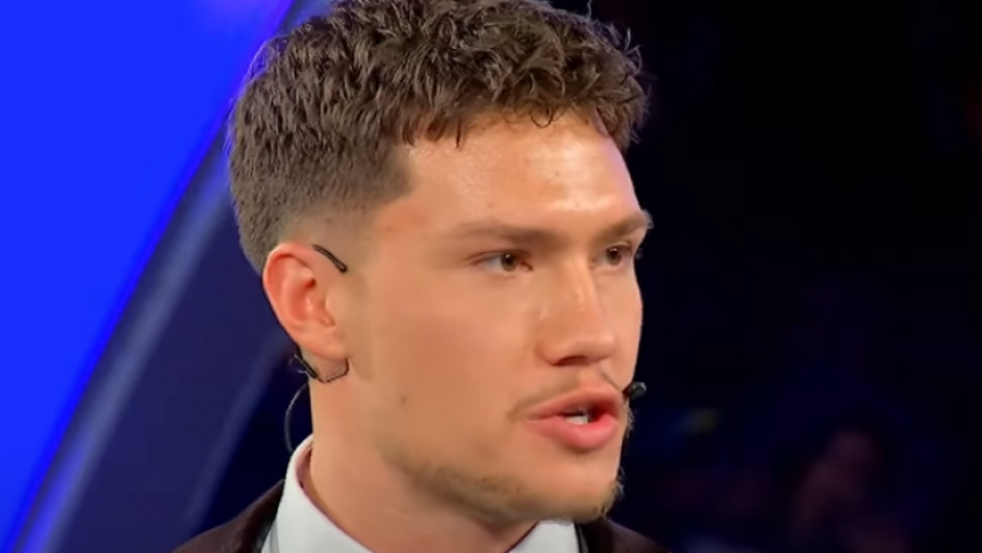 I dhuruan mbështetje gjatë rrugëtimit të tij, këta dy këngëtarë të ...