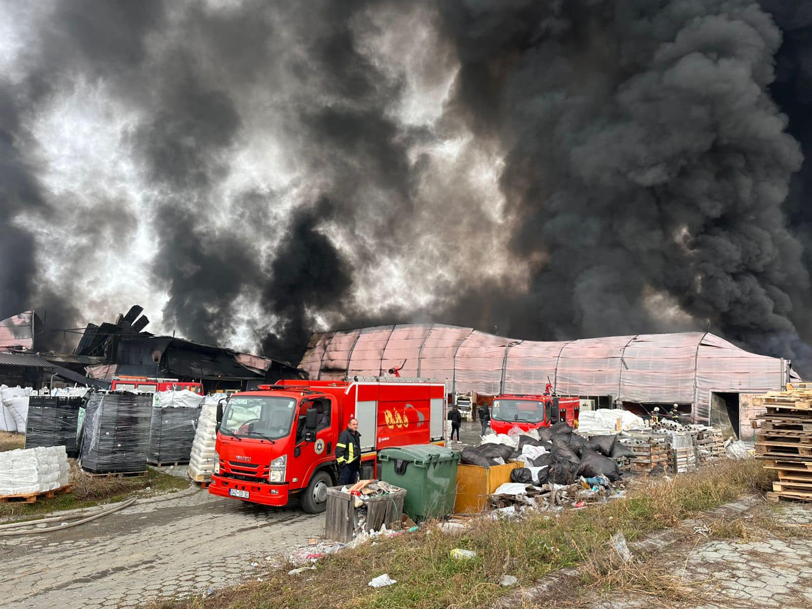 Zjarri në fabrikën në Rahovec, kreu i komunës Latifi: Dëmet materiale ...