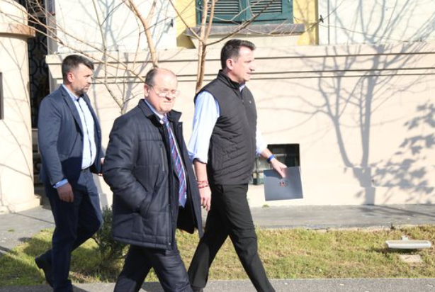 Arrestimi i Erion Veliajt/ Momenti kur oficerët e BKH-së shoqërojnë ...