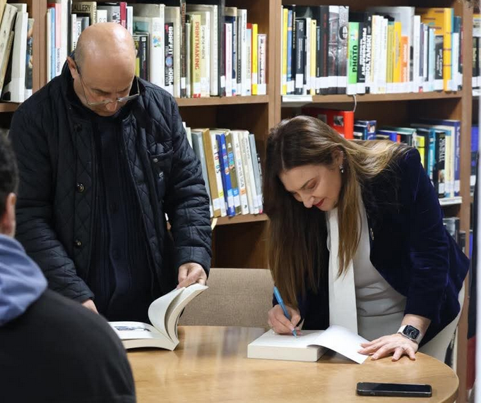 Pavarësia e Kosovës/Taulanda Jupi dhuron librin “Reçak” të William ...