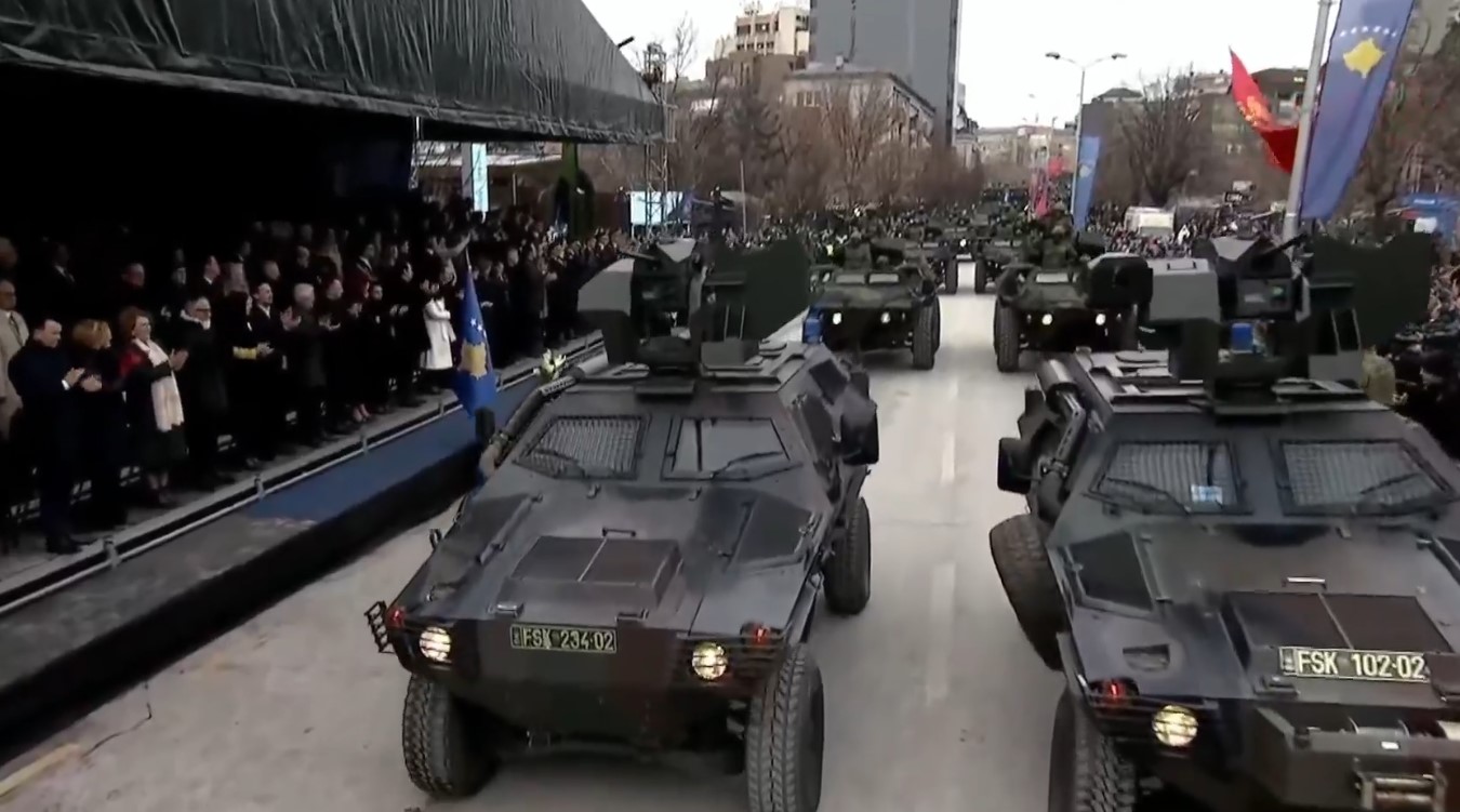 Kosova feston Pavarësinë me një parade ushtarake madhështore, një ...