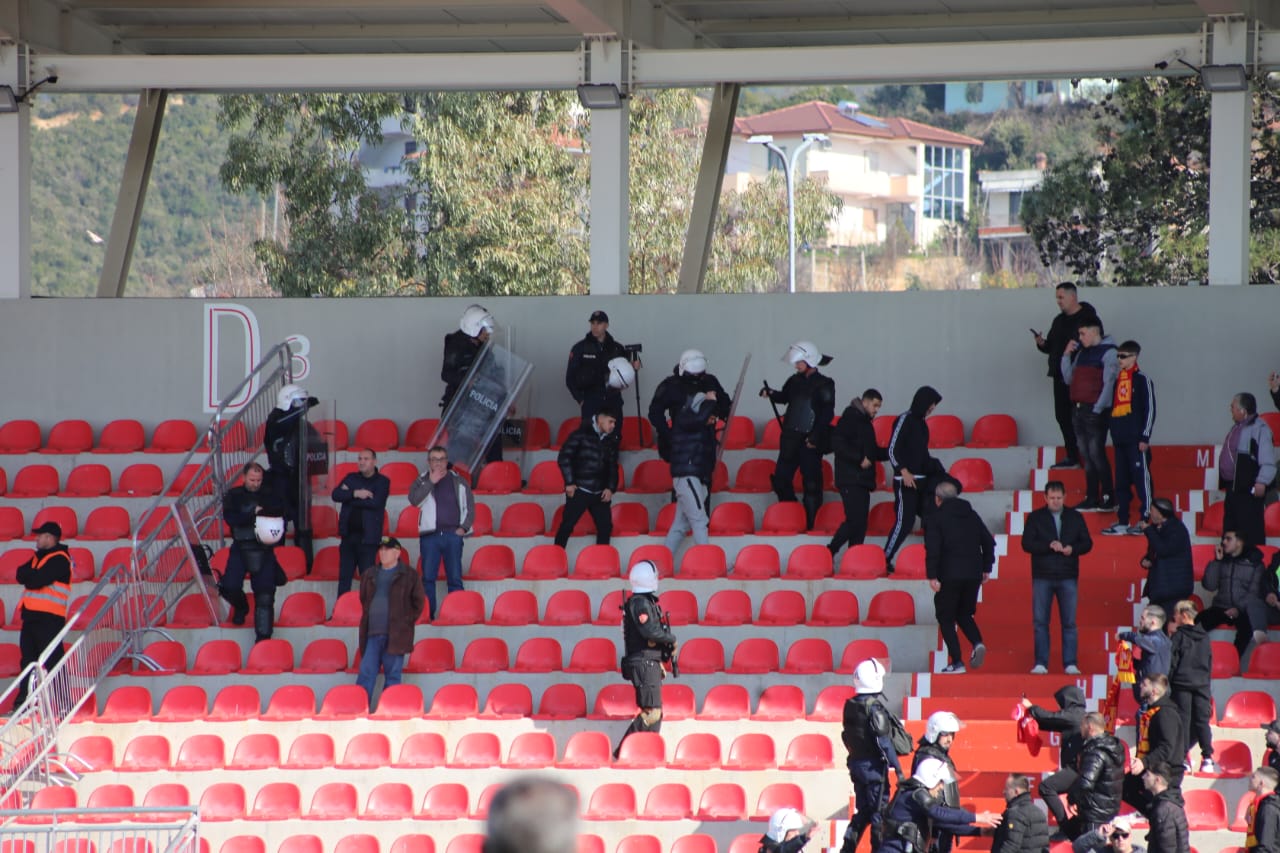 Përplasja e tifozëve të Tiranës dhe Partizanit gjatë derbit, FSHF ...