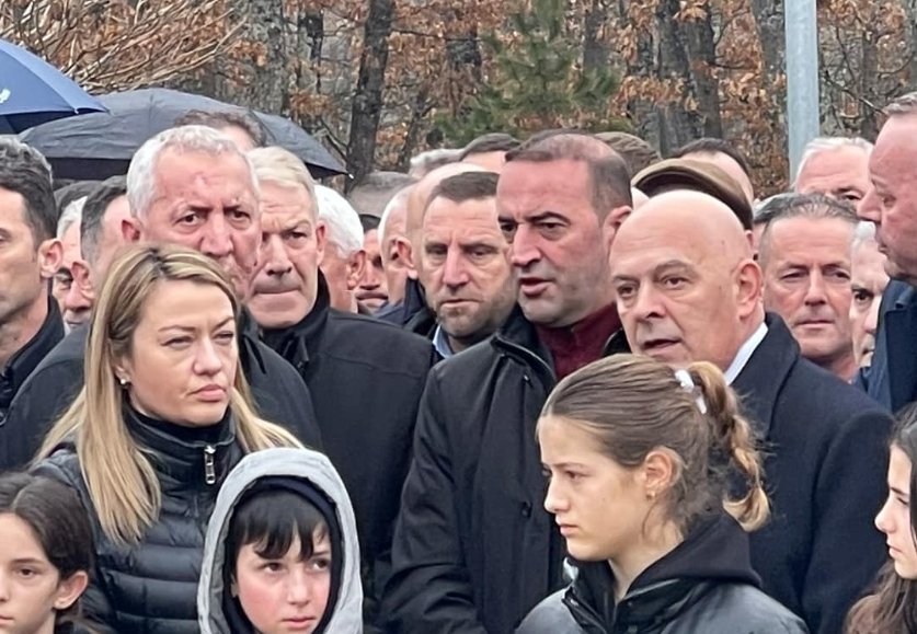 Lamtumira e fundit për tre të miturit që u zunë nga rrënojat e një ...