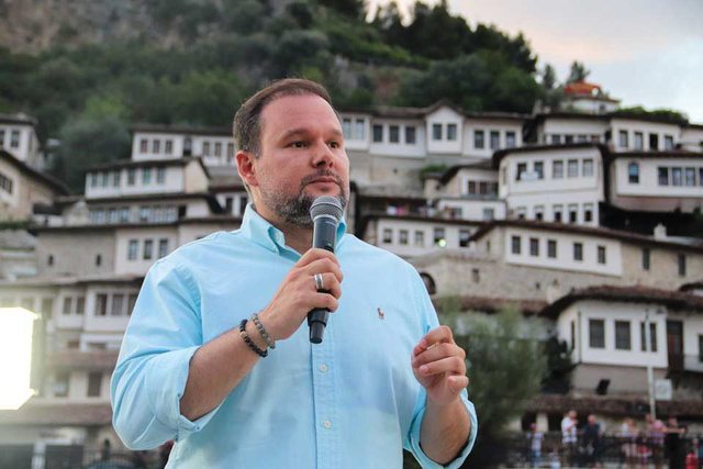 Çfarë po ndodh?/ Jep dorëheqjen kryebashkiaku i Beratit, Ervin Demo ...