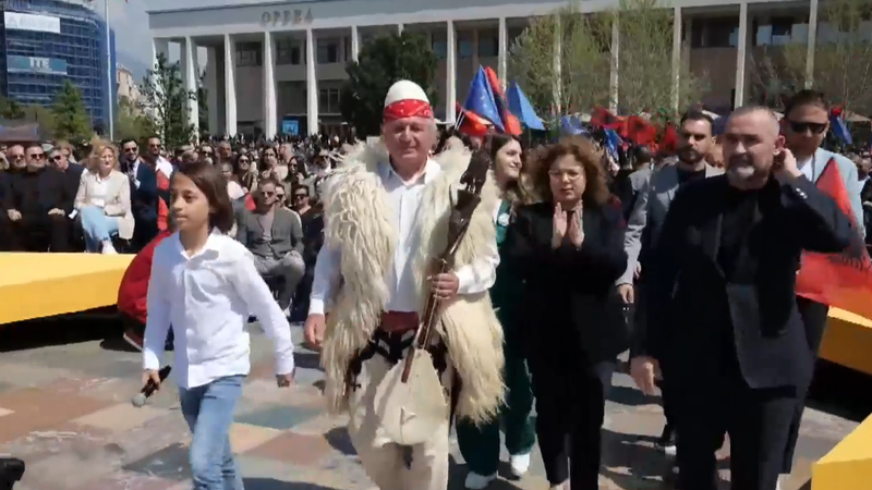 Me lahutë dhe këngë tradicionale, prezantohet qarku i Lezhës në ...